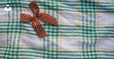 녹색과 흰색 체크 무늬 원단에 갈색 물방울 무늬 리본 사진 Unsplash의 무료 장식 이미지