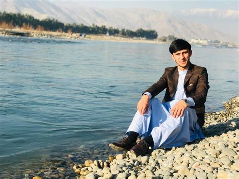 Orel Photo از تو بگذشتم و بگذاشتمت با دگران رفتم از کوی تو لیکن عقب
