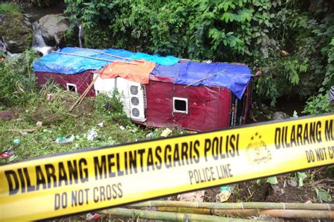 Foto Kecelakaan Bus Rombongan Peziarah Asal Tangsel Masuk Jurang Di Tegal