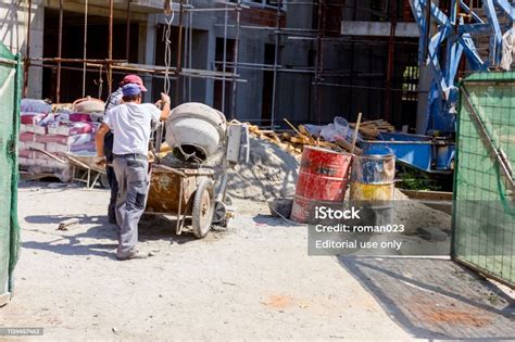노동자는 수레에 시멘트 믹서에서 콘크리트를 따르고 있다 건설 기계류에 대한 스톡 사진 및 기타 이미지 건설 기계류 건설 산업 건설 현장 Istock