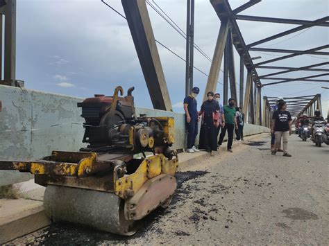 Lubang Jembatan Ditambal Bupati Minimalisir Kecelakaan Deskripsi
