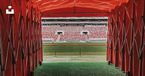 낮 동안 빨간색 콘크리트 건물 사진 Unsplash의 무료 건물 이미지