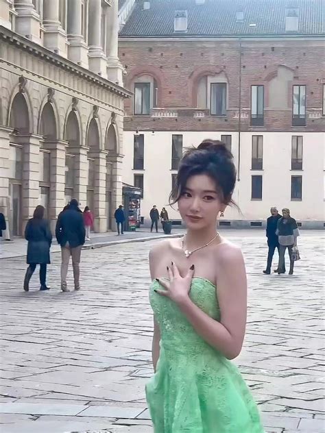 孔雪儿绿色抹胸裙造型好美！是仙女下凡吧