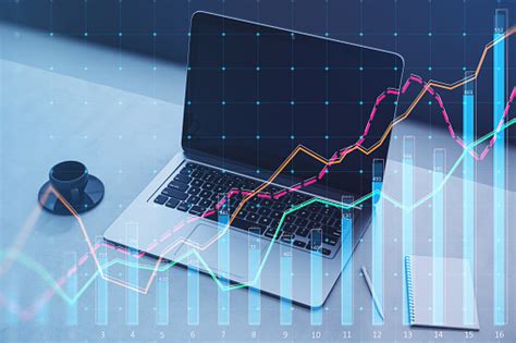 책상 위에 있는 노트북을 커피잔 메모장 흐릿한 배경에 늘어남 비즈니스 차트 그리드로 마무리한다 기업 성장 계획 및 회사 개발 개념 이중 노출 3차원 형태에 대한 스톡 사진
