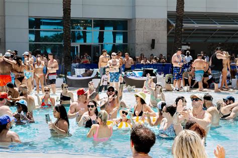 Photos All The Soaking Wet People We Saw At Flo Ridas Tampa Pool