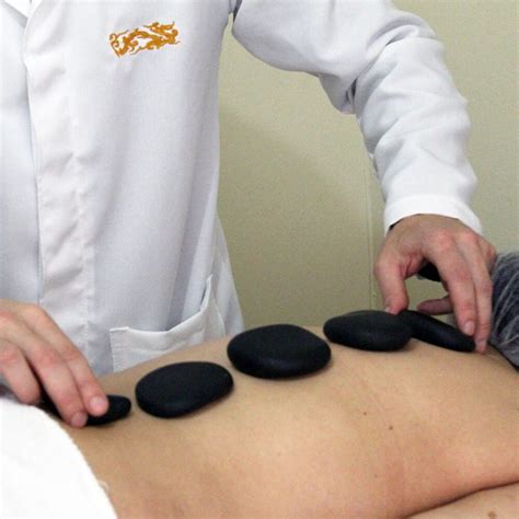 Massagem Com Pedras Quentes Vulcânicas Centro De Terapias Prosperidade