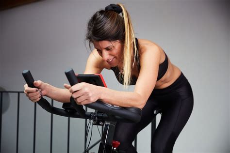 Mujer Spinning En Casa Haciendo Ejercicio Para Sus Piernas Y Foto De Stock 2658193 Crushpixel