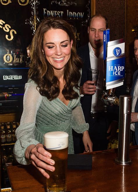 ქეით მიდლტონი „მისონის“ მბზინავ კაბაში ფოტო რადიო ფორტუნა Fortuna Ge