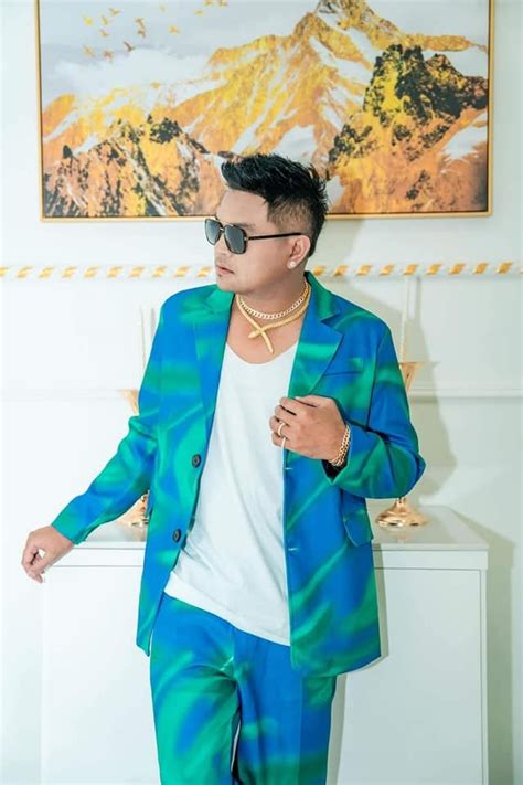 ការងារច្រើនពេក ឧកញ៉ា ខេមរៈ សិរីមន្ត ភ្លាត់ស្នៀតឡើងច្រៀងភ្លេចប៉ារ៉ូលចម្រៀង មានវីដេអូ Khmerload