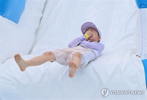 즐거운 워터슬라이드 연합뉴스