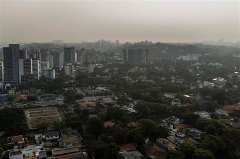 La Fumée Des Incendies En Amazonie Se Répand à Travers Le Brésil