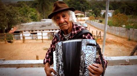Aos 82 Anos Sanfoneiro Ibiunense Grava Clipe E Toca Numa FM Pela