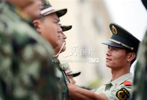 江苏武警新兵入伍第一课 人民图片网
