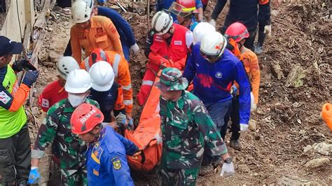 Korban Tertimbun Longsor Di Bogor Ditemukan Operasi SAR Resmi Ditutup News Liputan