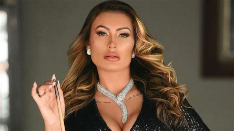 Foto Andressa Urach anuncia turnê de striptease sexo ao vivo