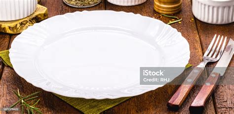 점심 또는 저녁 식사 테이블 모형 상단 보기 빈 둥근 흰색 접시 측면에 칼 빈티지 배경 수제 음식 개념 0명에 대한 스톡 사진 및 기타 이미지 Istock