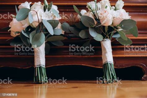 나무 배경에 흰색 분홍색 장미와 유칼립투스 녹지의 두 아름다운 현대적이고 세련된 결혼식 꽃다발의 닫습니다 여름 꽃 구성 결혼식에 대한 스톡 사진 및 기타 이미지 Istock