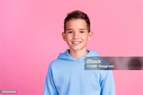 귀여운 십대 소년 모습 카메라 이빨 미소 멋쟁이 파란색 옷을 입은 분홍색 배경에 고립 된 사진 초상화 12 13세에 대한 스톡 사진 및 기타 이미지 Istock