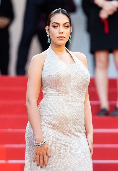 5 إطلالات من وحي جورجينا رودريغيز زهرة الخليج