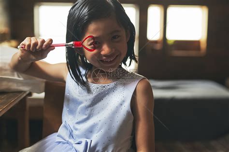 吹泡泡的小女孩高清图片下载 正版图片502295074 摄图网