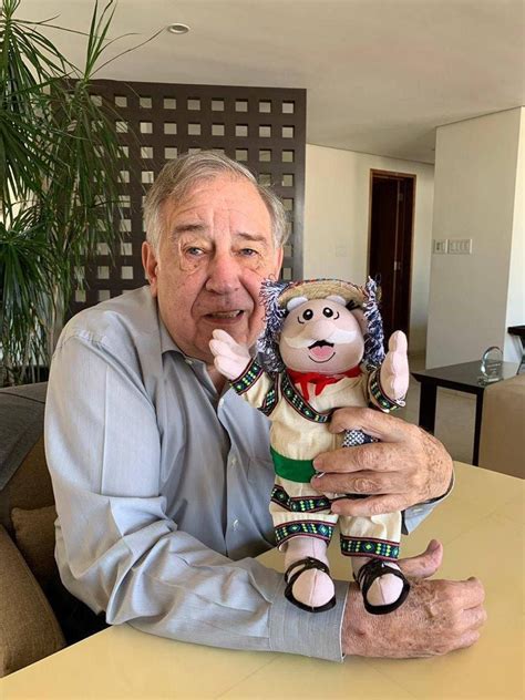 Quién Es Víctor González Torres El Excéntrico Millonario Detrás Del Dr Simi Infobae