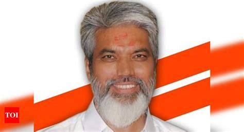 Maharashtra Agriculture Minister Poses As Farmer Raids Fertilizer Shop