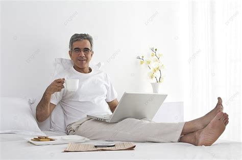 رجل يعمل على جهاز الكمبيوتر المحمول الخاص به المتجه الخلفية والصورة