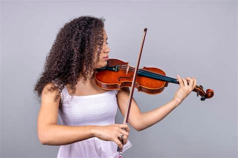 Premium Photo African American Professional Violinist Woman Playing