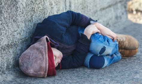 Хлопчик підійшов надвір до чоловіка і попросив у нього їжі Ця зустріч стала доленосною для них