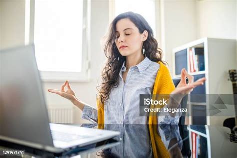 화상 통화를하고 헤드셋을 착용하고 카메라를 보는 여성 심리학자 원격 온라인 의료 채팅 상담 원격 의료 거리 서비스 가상 의사 컨퍼런스 콜 개념 사무실에 대한 스톡 사진 및