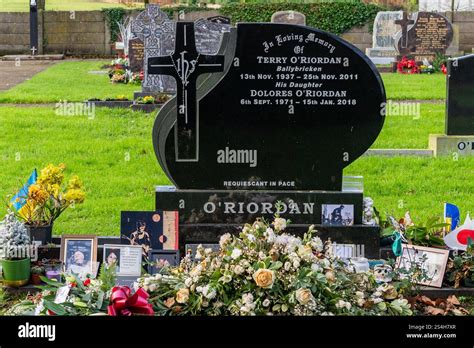 Grave Of Dolores Oriordan Lead Singer Of The Cranberries Caherelly