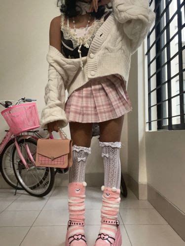 15 Aesthetic And Stylish Plaid Skirt Outfits You Must Wear Now Plaid Skirt Outfit Plaid