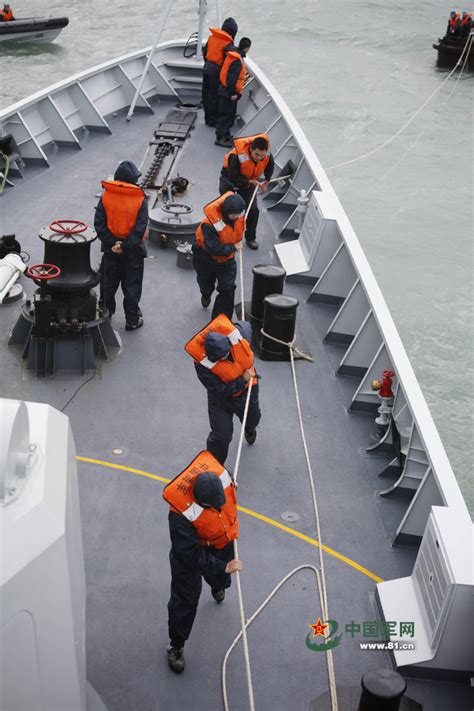 战舰踏浪 东海舰队某水警区海上实战化演练 中国军网