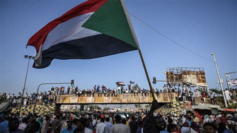 الاتحاد الأفريقي يطالب المجلس العسكري السوداني بتسليم السلطة للمدنيين