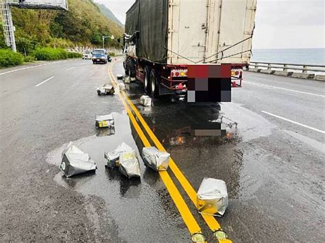 大貨車載沙拉油掉落 台9線大武路段如油河（2）圖 中央通訊社 Line Today