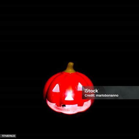 검은 배경에 조명 할로윈 호박의 다양한 유형 상업적 목적을 위한 배경으로 유용합니다 11월에 대한 스톡 사진 및 기타 이미지 11월 가을 거미 Istock