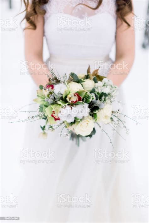 신부의 손에 꽃과 면과 웨딩 꽃다발 겨울 시간 눈 덮인 숲입니다 자른 이미지 결혼식에 대한 스톡 사진 및 기타 이미지 결혼식