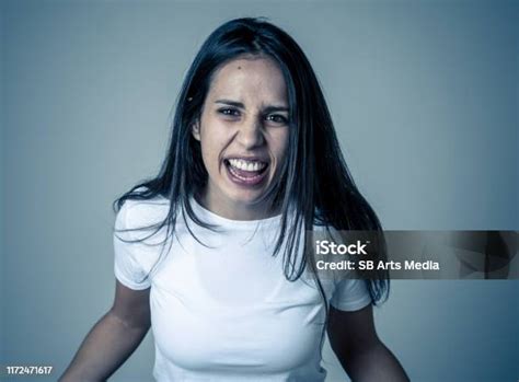 젊은 매력적인 좌절 라틴어 여자 에 스트레스 와 분노 얼굴 화가 나서 실망한 표정을 짓습니다 중립적 인 배경에서 인간의 표정과