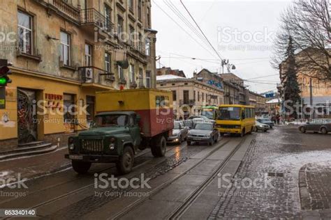 사람들이 다운 타운의 거리에 그들의 자동차와 여행 하는 Lviv 우크라이나 거리에 대한 스톡 사진 및 기타 이미지 거리