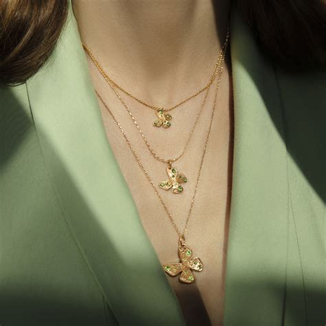 Collier avec pendentif Papillon 1 cm sur une fine chaîne classique doré