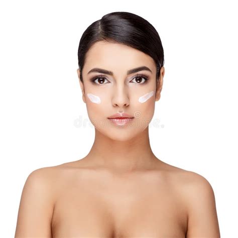 Jeune Femme De Brune Avec La Belle Peau Propre Image Stock Image Du