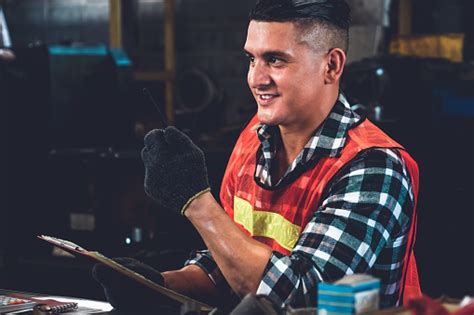 제조 작업장에서 기계 작업을 수행하는 스마트 팩토리 작업자 또는 엔지니어 Cnc 장치에 대한 스톡 사진 및 기타 이미지 Cnc 장치 강철 검사자 Istock