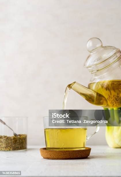 유리 컵에 담긴 회향 차 신선한 회향 전구 씨앗 찻주전자가 컵에 차를 붓습니다 밝은 배경의 흰색 나무 테이블 0명에 대한 스톡 사진 및 기타 이미지 Istock