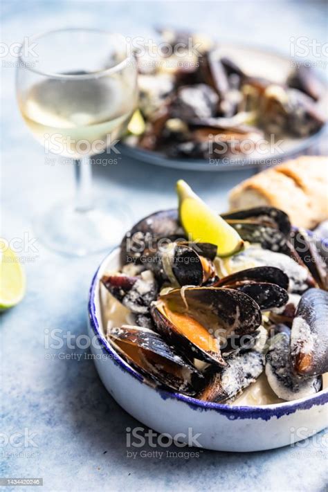라임과 빵을 곁들인 크림 같은 화이트 와인 소스에 블루 홍합 와인 부추 및 블루 치즈에 스튜 홍합 해산물 구체적인 배경 건강한 식생활에 대한 스톡 사진 및 기타 이미지