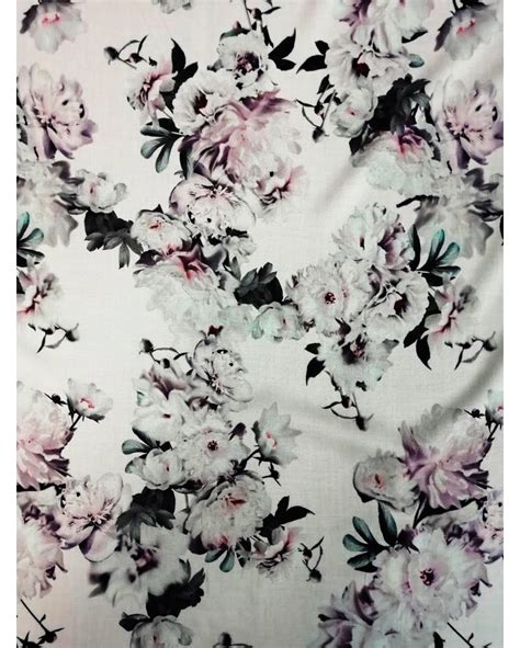 Легкий вискозный штапель с цветочным рисунком незаменим для летних нарядов Нежное и мягкое