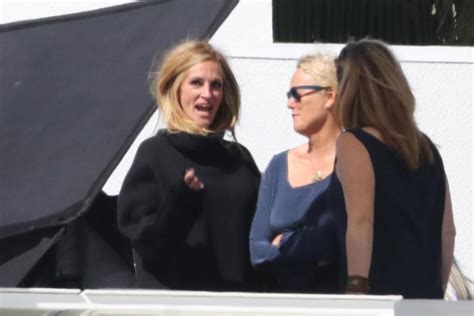 Photos Julia Roberts Suffers Wardrobe Malfunction Bare Butt In