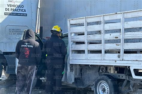 Tráiler derrapa y arrastra camioneta en el Libramiento