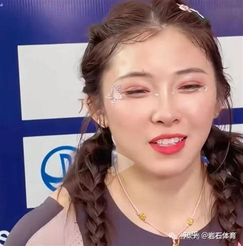 27岁吴艳妮穿连体露背装惹争议，网友热议：臀部快要包不住了 知乎