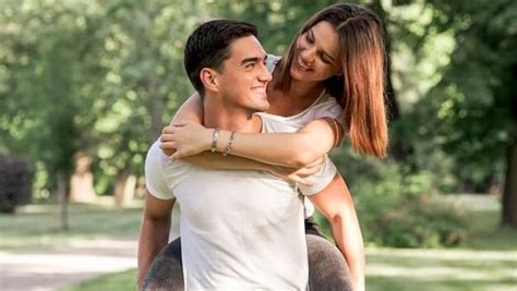 Relationship Tips গার্লফ্রেন্ডের সঙ্গে পুজো কাটাতে কার না ভালো লাগে