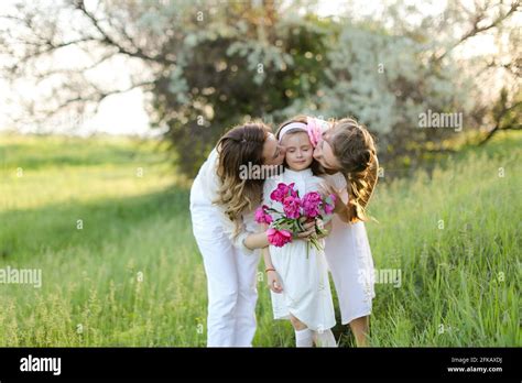 Lesbians Kissing Making Out